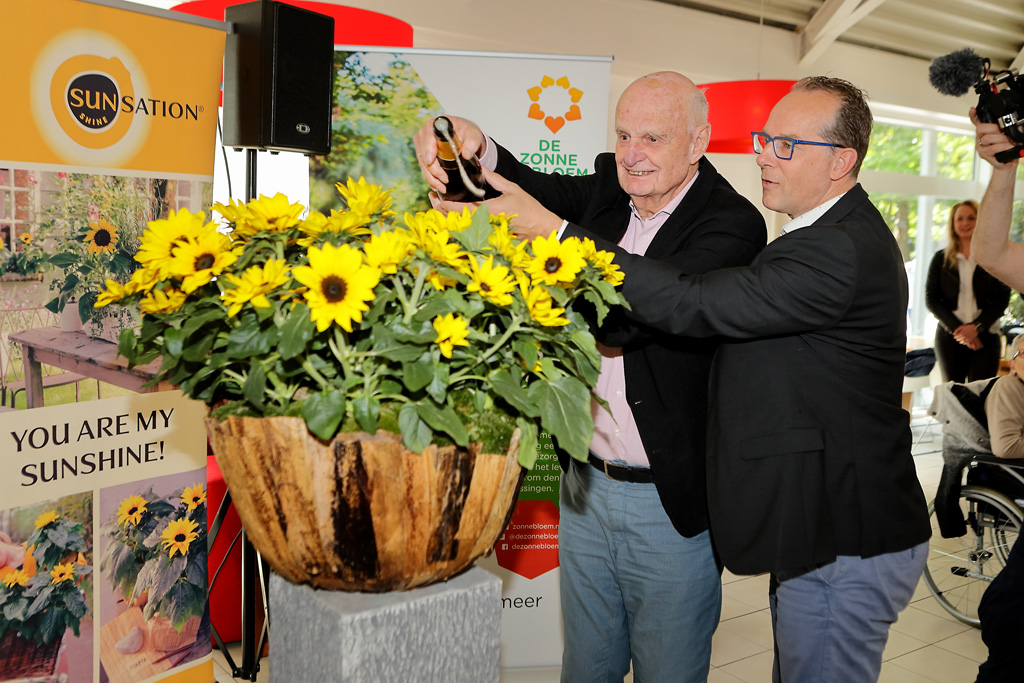 Feestelijke ceremonie ter ere van oprichter Alex van Wayenburg van 70 ...